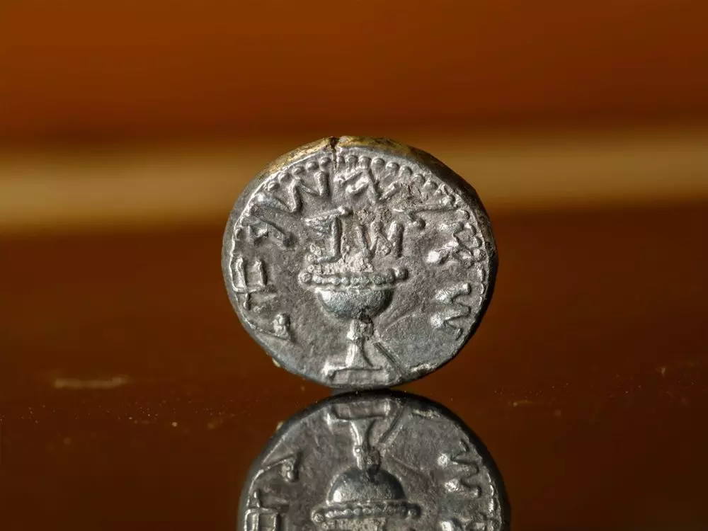 Israelischer Jugendlicher entdeckt seltene Silbermünze, die während der jüdischen Revolte gegen Rom geprägt wurde
