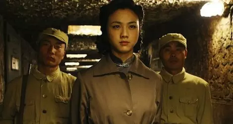 Et stillbilde fra Ang Lees film viser den unge kvinnen i sentrum av handlingen om å myrde en mann.