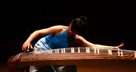 Vino să-l auzi pe Yumi Kurosawa cântând la koto, un instrument tradițional japonez cu coarde.