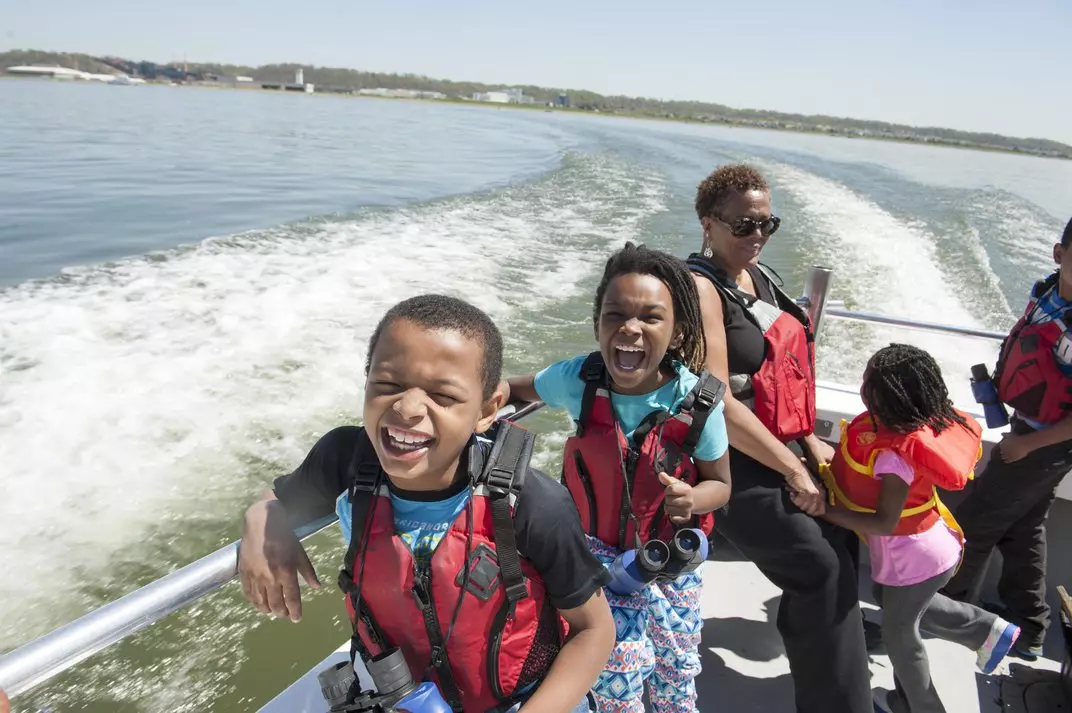 Djeca se voze čamcem po rijeci Anakostiji