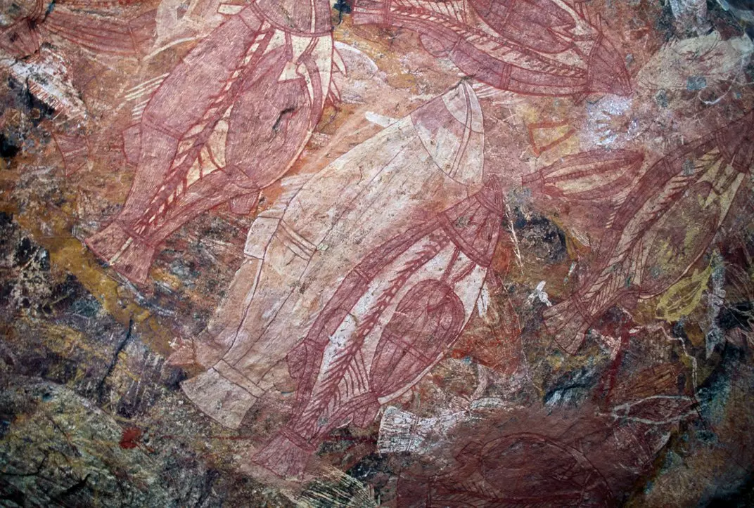 Crveno-bijele pećinske slike koje prikazuju životinje