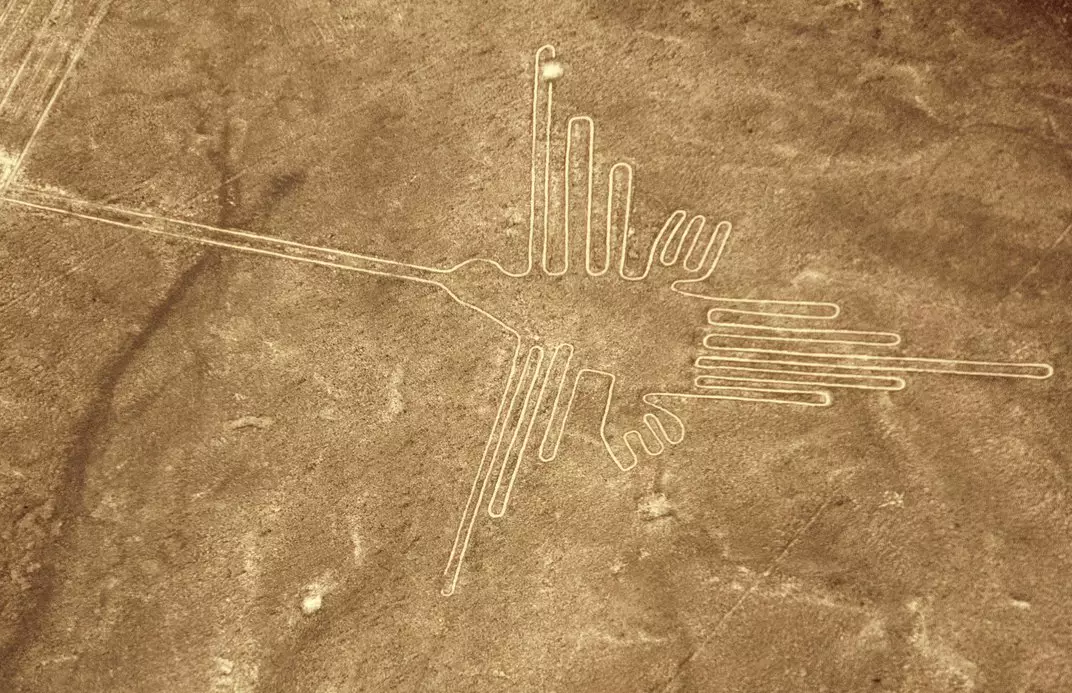 Μια αεροφωτογραφία μιας απεικόνισης ενός κολιμπρί λαξευμένου σε βράχο της ερήμου, πλάτους εκατοντάδων ποδιών