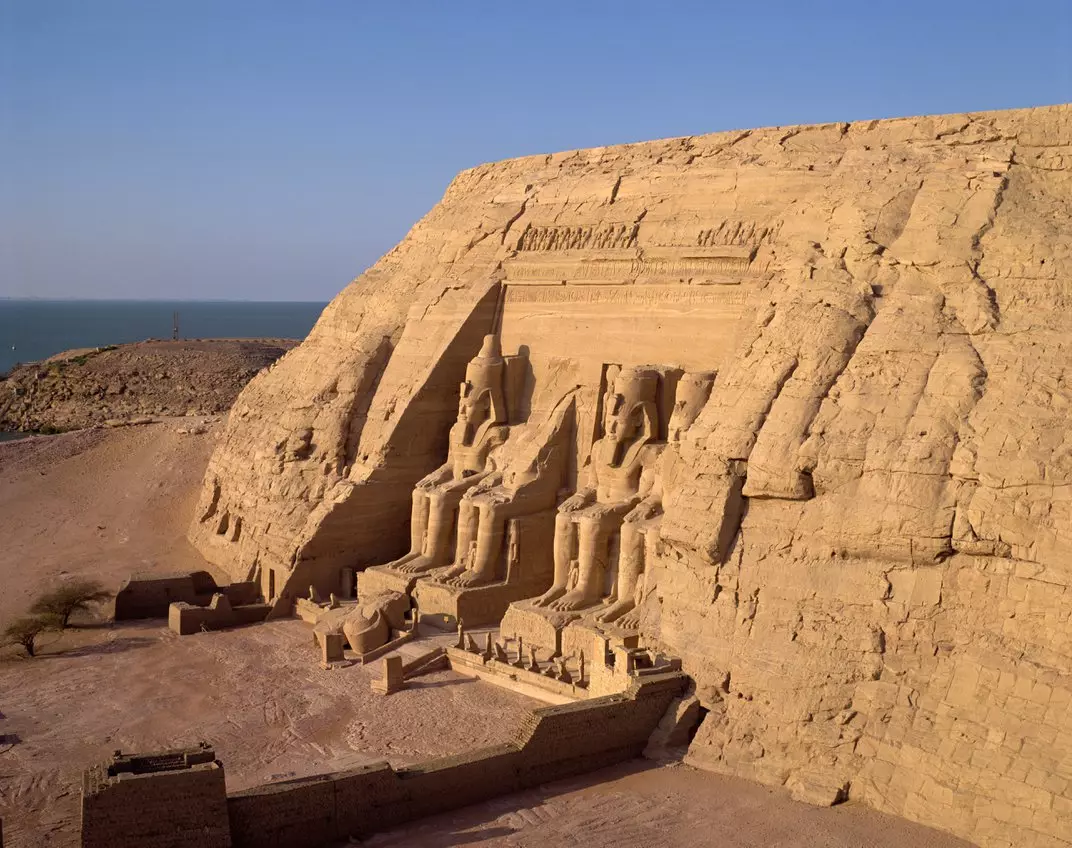 Големият храм на Абу Симбъл с две големи скални резби на крал Рамзес