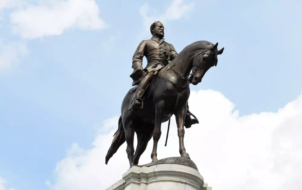 Los monumentos confederados están bajando por todo el país