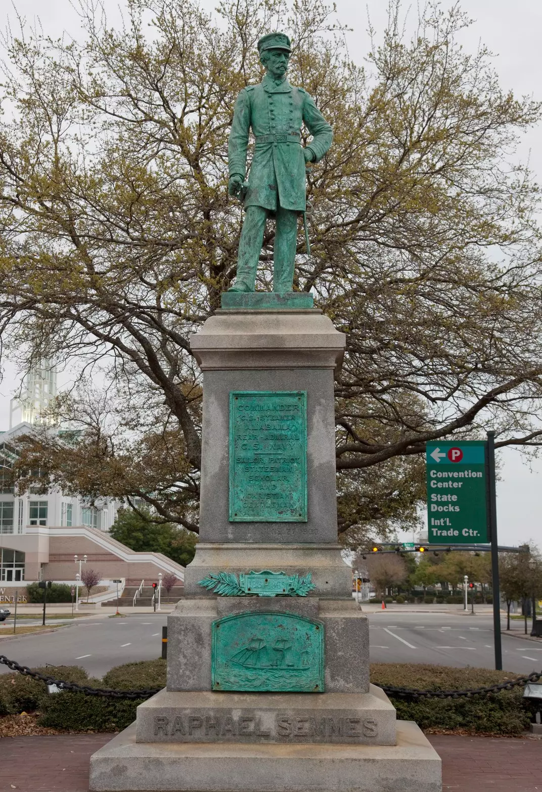 Konfederacijos admirolo Raphaelio Semmeso statula