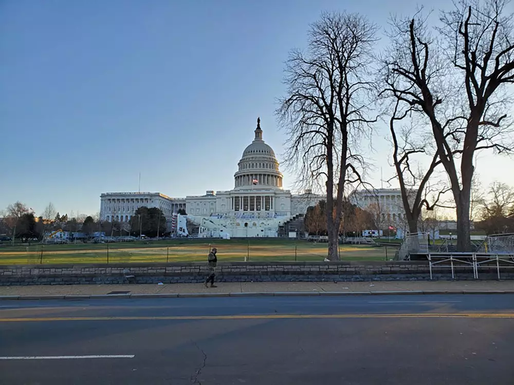 Bangunan Capitol berpagar pada 7 Januari