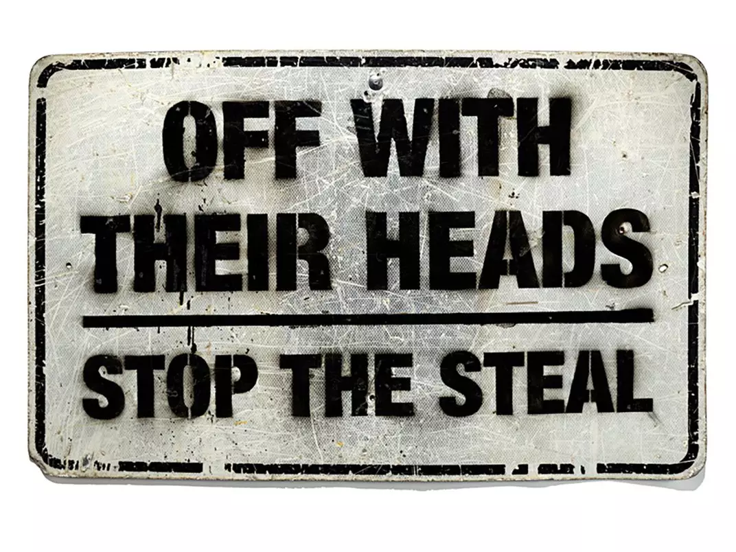 předělaná kovová dopravní značka s nápisem „pryč s jejich hlavami, zastavte krádež“