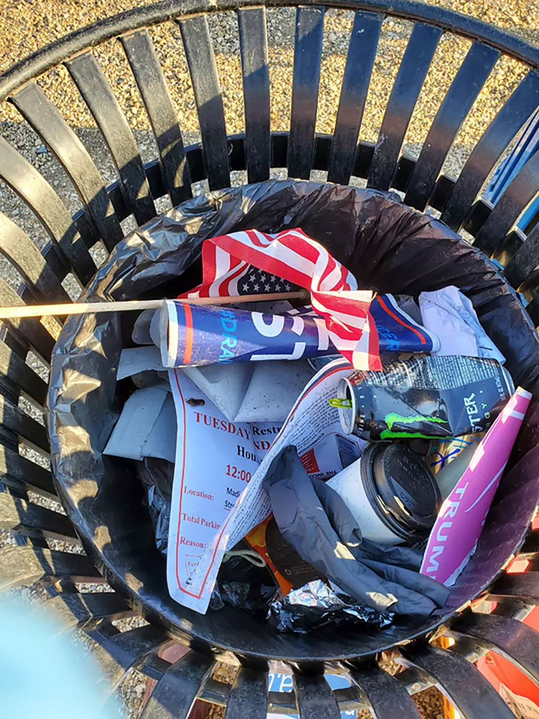 odpadkový koš držící americkou vlajku, značky a papíry