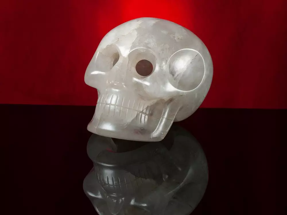 Por que o Smithsonian ten un cráneo de cristal falso