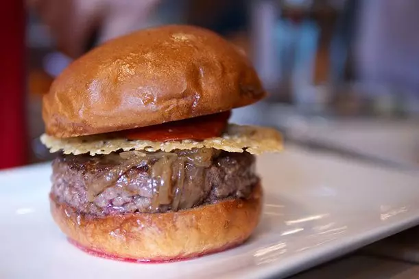 Usa ka kaayo nga glutamic burger gikan sa Umami Burger.