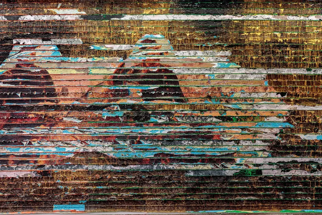 વિરોધાભાસી અમેરિકાની સપાટી પર માર્ક બ્રેડફોર્ડની પેઇન્ટિંગ્સ સ્ક્રેચ