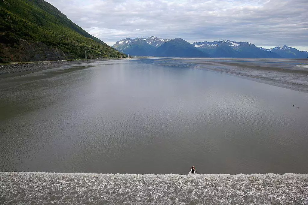 Alaska ရဲ့ Bore Tide ကို ဘယ်လို ဖြတ်သန်းမလဲ။