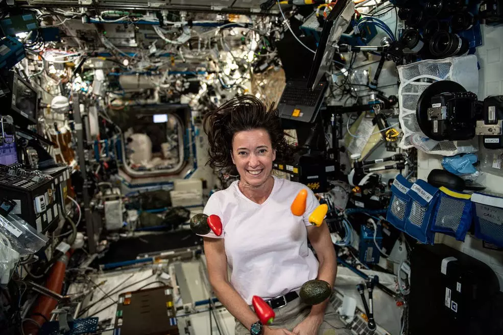 NASA astronautė Megan McArthur plūduriuoja Tarptautinėje kosminėje stotyje su šviežiomis daržovėmis, užaugintomis tyrimų laboratorijoje
