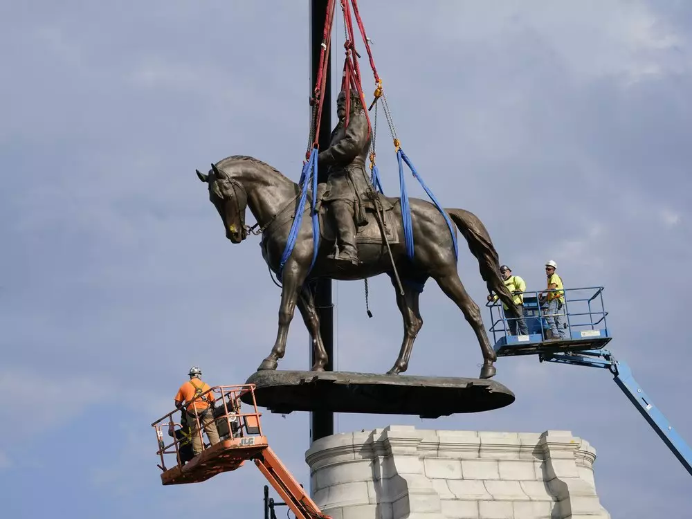 Patung Robert E. Lee Richmond nuju ka Museum Sejarah Hideung