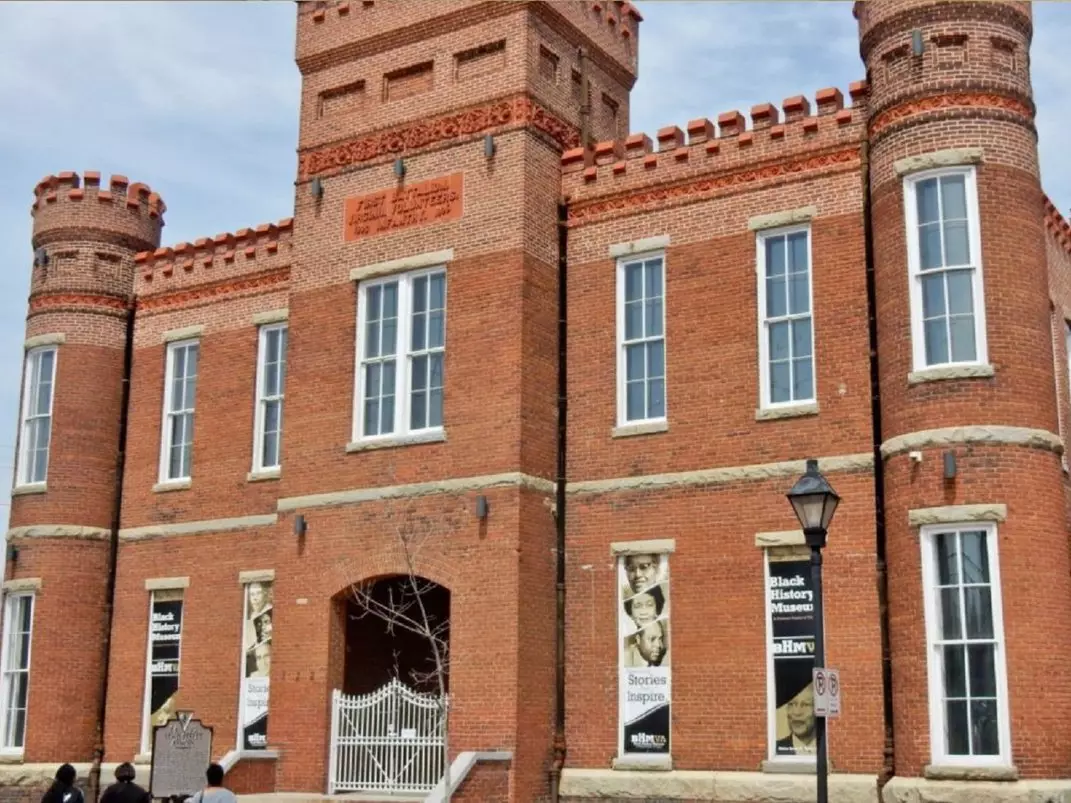 stor tegelbyggnad som inrymmer Black History Museum och Cultural Center of Virginia