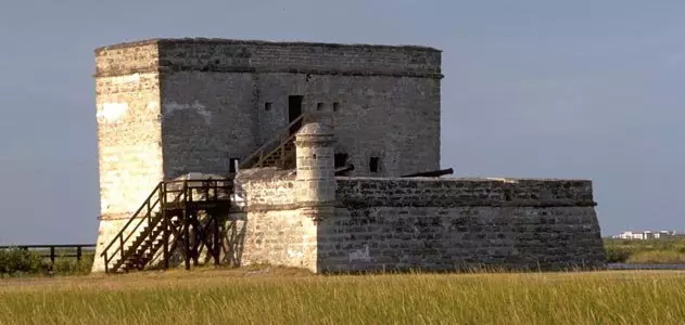 马坦萨斯堡垒，每边长约五十英尺，由 coquina 建造，coquina 是一种当地的石头，由蛤壳制成，从附近的岛屿开采。