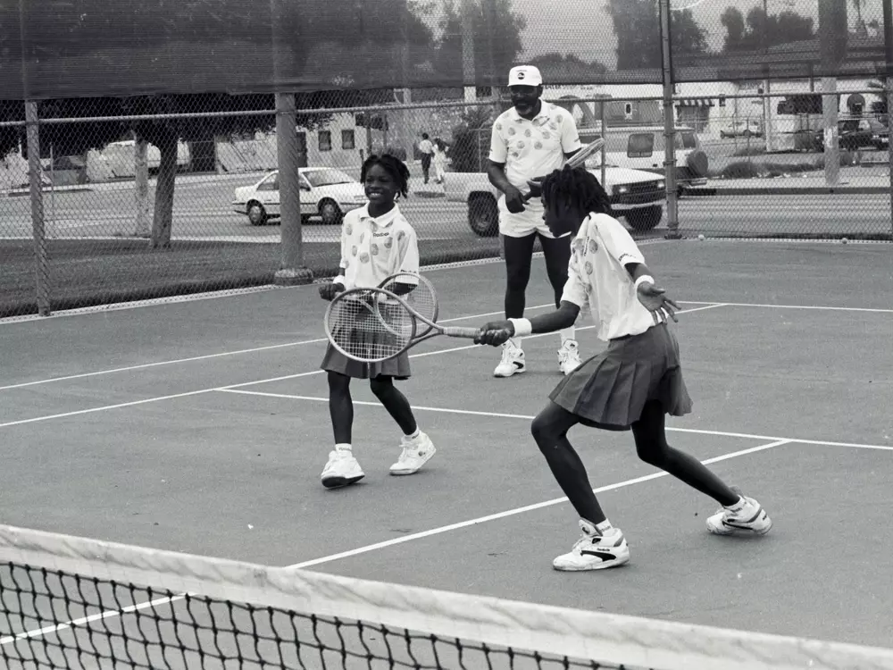Van Wêneyên Vintage yên Venus û Serena Williams rastiya 'King Richard' eşkere dikin