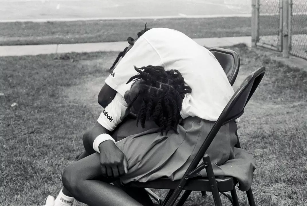 Serena se naslanja na Venerino krilo, dok se Venera naginje preko Sereninih leđa da je zagrli