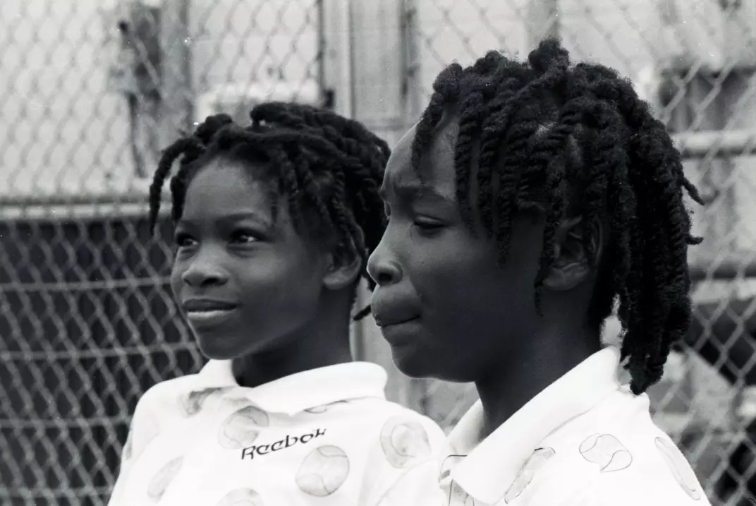 Venus (rechts) en Serena (links) Williams op de tennisbaan in 1991