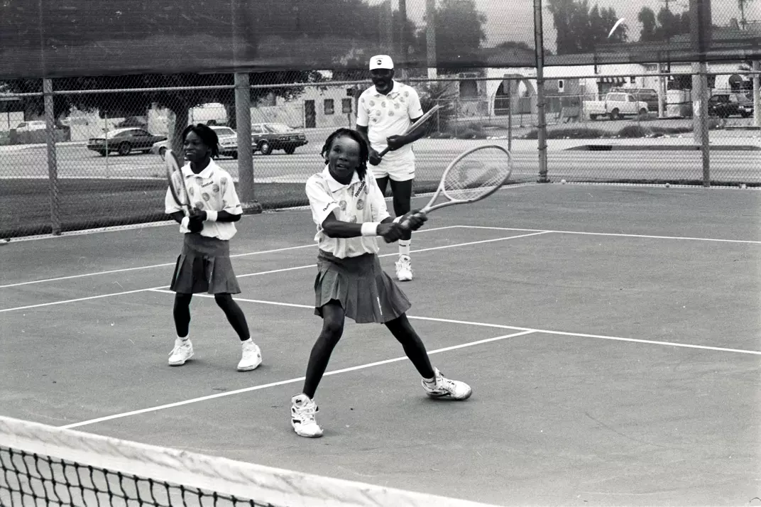 Венус (десно), Серена (лево) и њихов отац Ричард (позади) на терену 1991