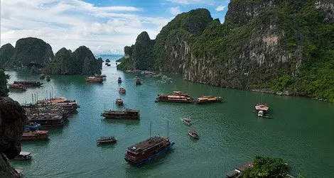 越南下龍灣的漂浮漁村
