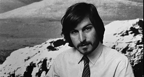 Основатель Apple Стив Джобс в 1977 году представляет новый компьютер Apple II.
