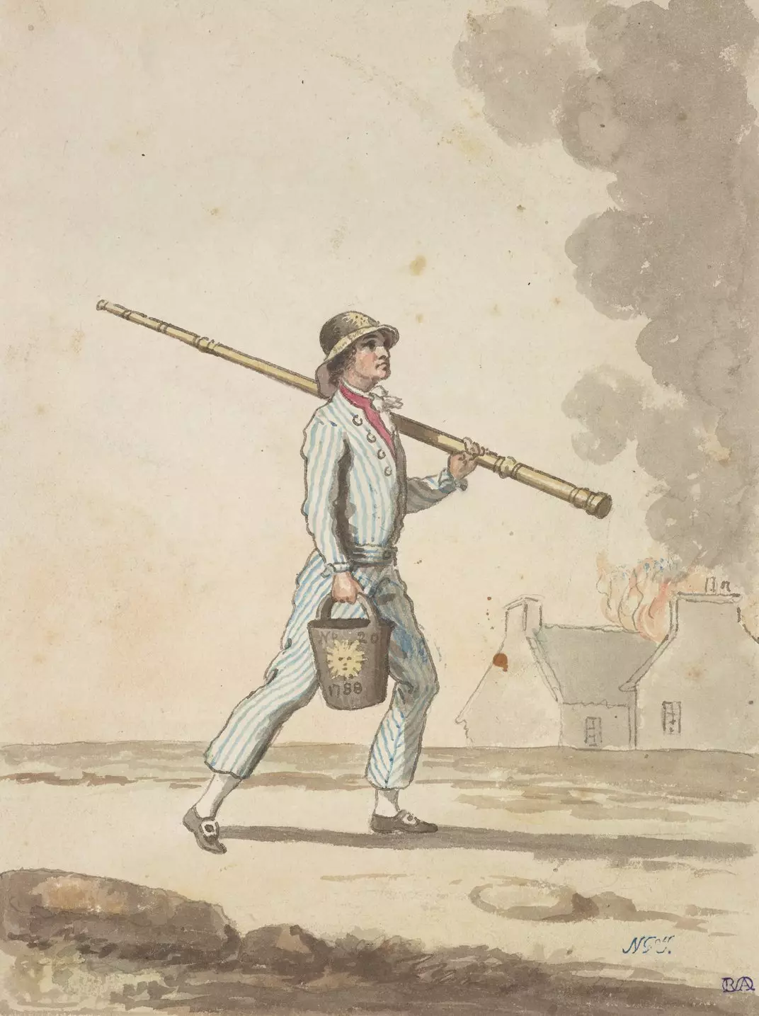 Կապույտ գծավոր կոստյումով տղամարդը, ձեռքին երկար մետաղյա ձող և դույլ, քայլում է այրվող շենքի դիմաց