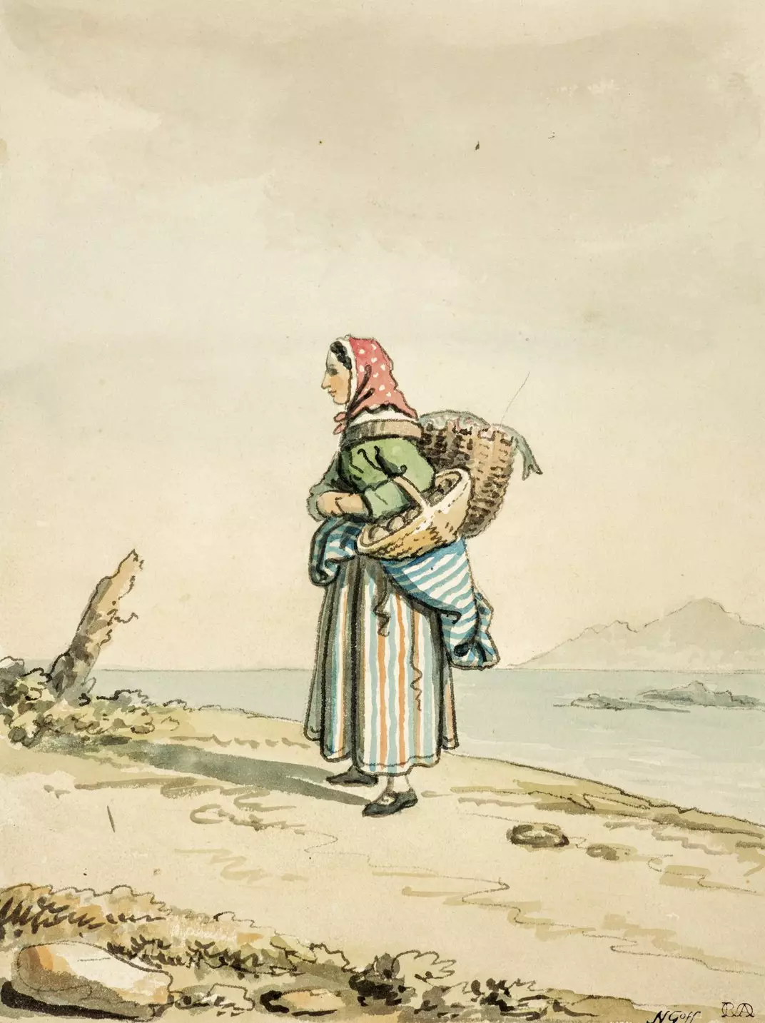 صورة جانبية ، بالحجم الكامل لامرأة ترتدي منديل أحمر وتحمل سلة من الأسماك على ظهرها وتقف على شاطئ البحر