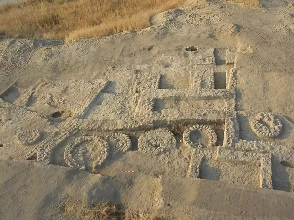 přehledový snímek mírně odkrytých struktur v písku, které tvořily prehistorická sila
