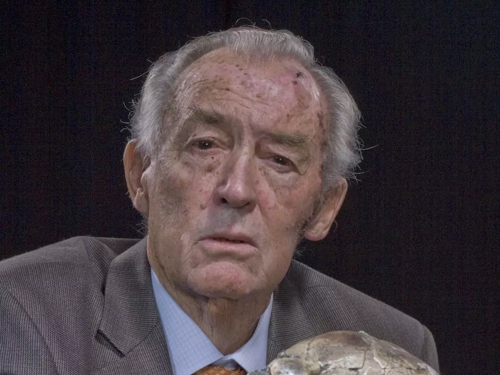 Et bilde av paleoantropolog Richard Leakey som holder en avstøpning av en tidlig hominid-hodeskalle