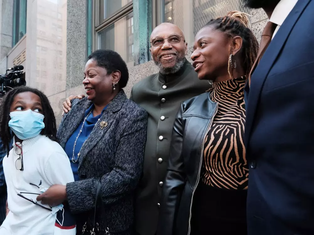 Ο Μοχάμεντ Αζίζ (στο κέντρο) στέκεται έξω από ένα δικαστήριο της Νέας Υόρκης με μέλη της οικογένειάς του