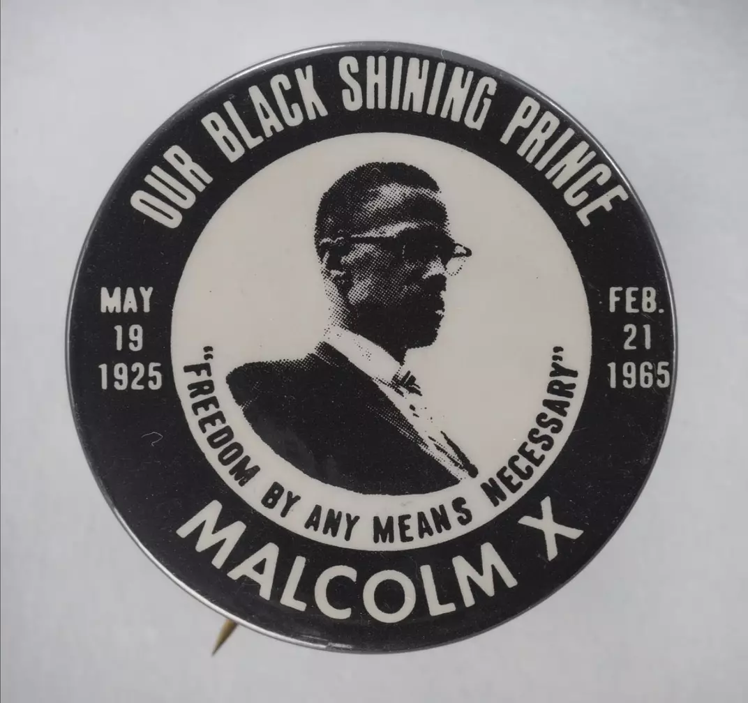 En svart-hvit knapp med Malcolms likhet som lyder