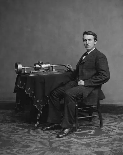 Thomas Edison poseert met een vroege fonograaf.