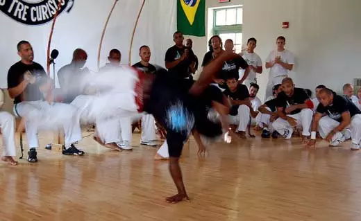 Capoeira: Qoob ka ciyaar, ciyaar mise dagaal?