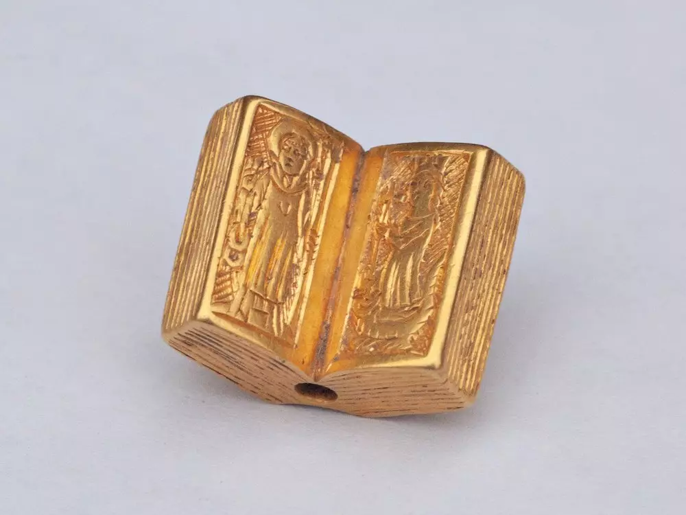 ספר זהב זעיר שנמצא בשדה האנגלי עשוי להיות קשור לריצ'רד השלישי