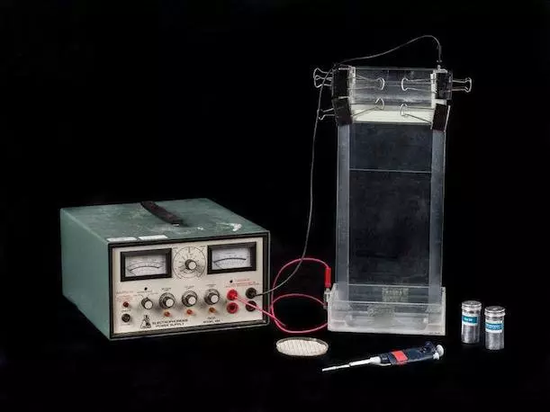 Oprema za elektroforezo, ki se uporablja v zgodnjih genetskih raziskavah v Genentechu