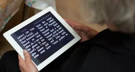 În studiu, iPad-urile și cititorii îi ajută pe cei cu pierdere a vederii să citească mai repede