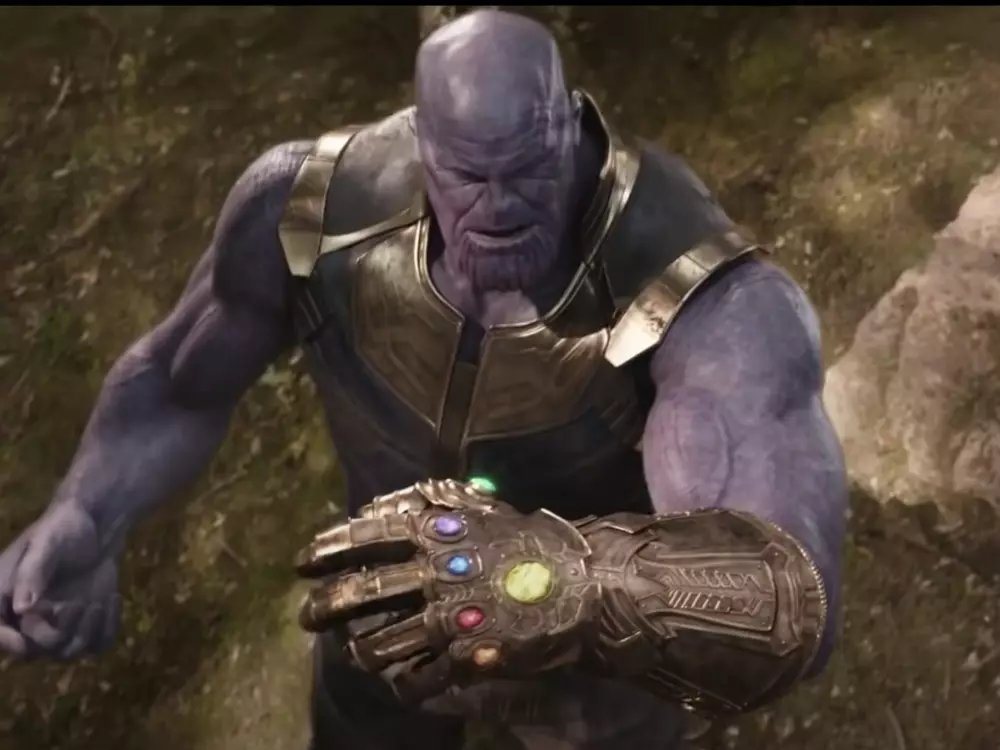 Thanos, penjahat di alam semesta Marvel nyaéta raksasa, lalaki ungu burly ngagem armor emas. Anjeunna ngagem Infinity Gauntlet, sarung tangan logam anu ageung kalayan genep batu warna-warni anu dipasang-dina panangan kénca.