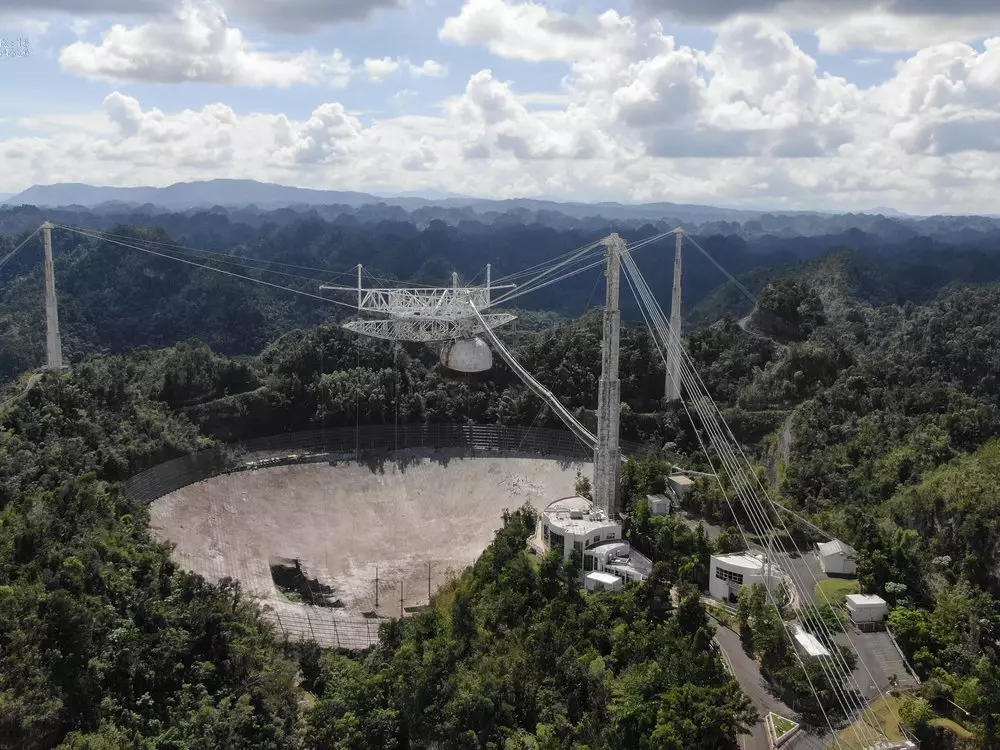 Efter at have lidt uoprettelig skade, lyser det ud for Arecibo-observatoriets ikoniske teleskop