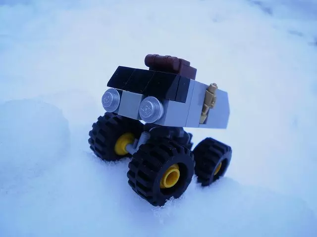 LEGO rover (eseng e sebelisitsoeng tekong.)