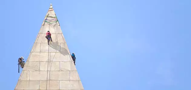 Scalare il Monumento a Washington