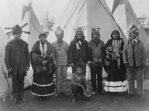 Geronimo (gitna, nakatayo) sa St. Louis World’s Fair noong 1904.