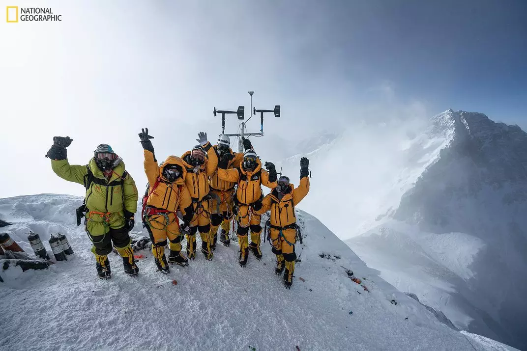 Auf 8.430 Metern über dem Meeresspiegel feiert das Hochgebirgsexpeditionsteam die Errichtung der weltweit höchsten betriebenen automatisierten Wetterstation während der National Geographic und Rolex Perpetual Planet Everest Expedition.