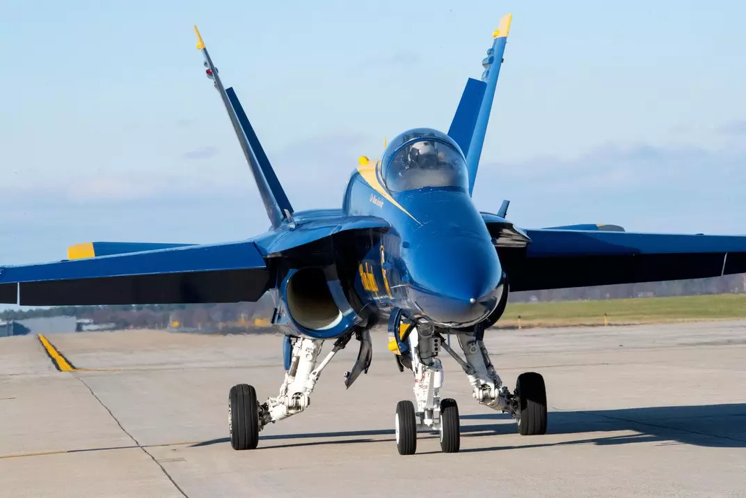 Blue Angels Hornet ສຸດ runway