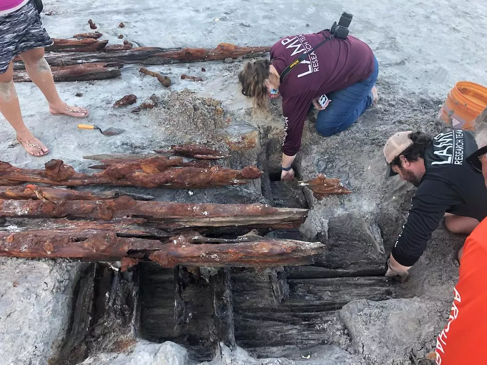 Потонатиот брод изложен од ерозија на брегот на Флорида би можел да биде стар 200 години