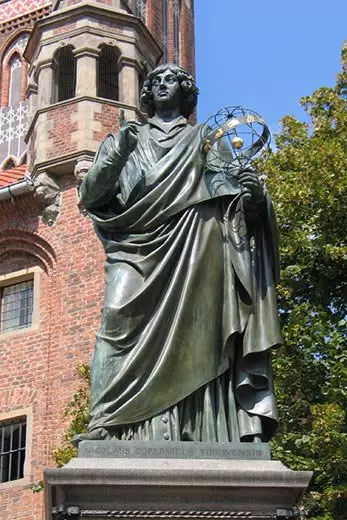 Patung Nicholas Copernicus Torun Polandia