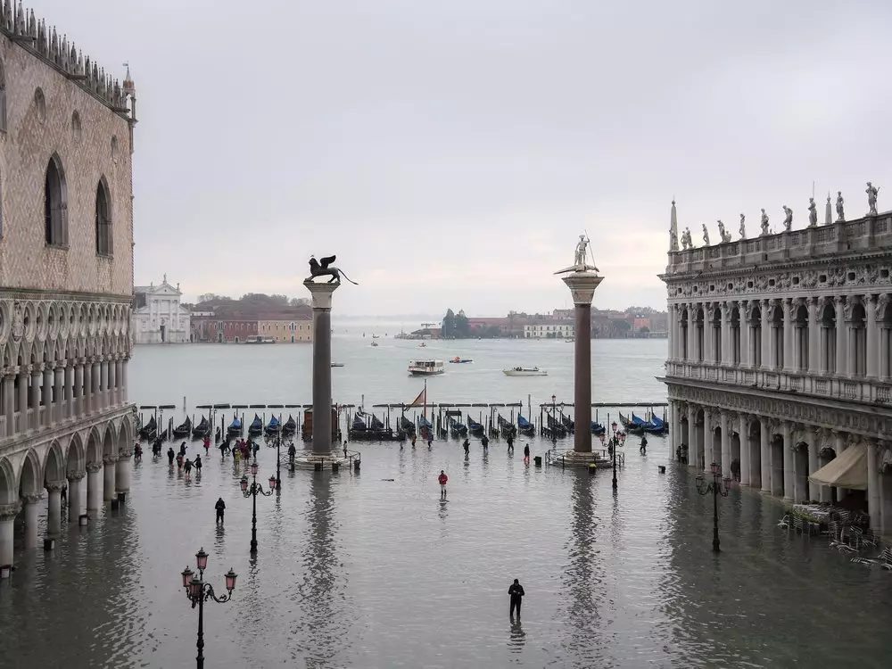 威尼斯宣布进入紧急状态，因为城市与 50 年来最严重的洪水作斗争