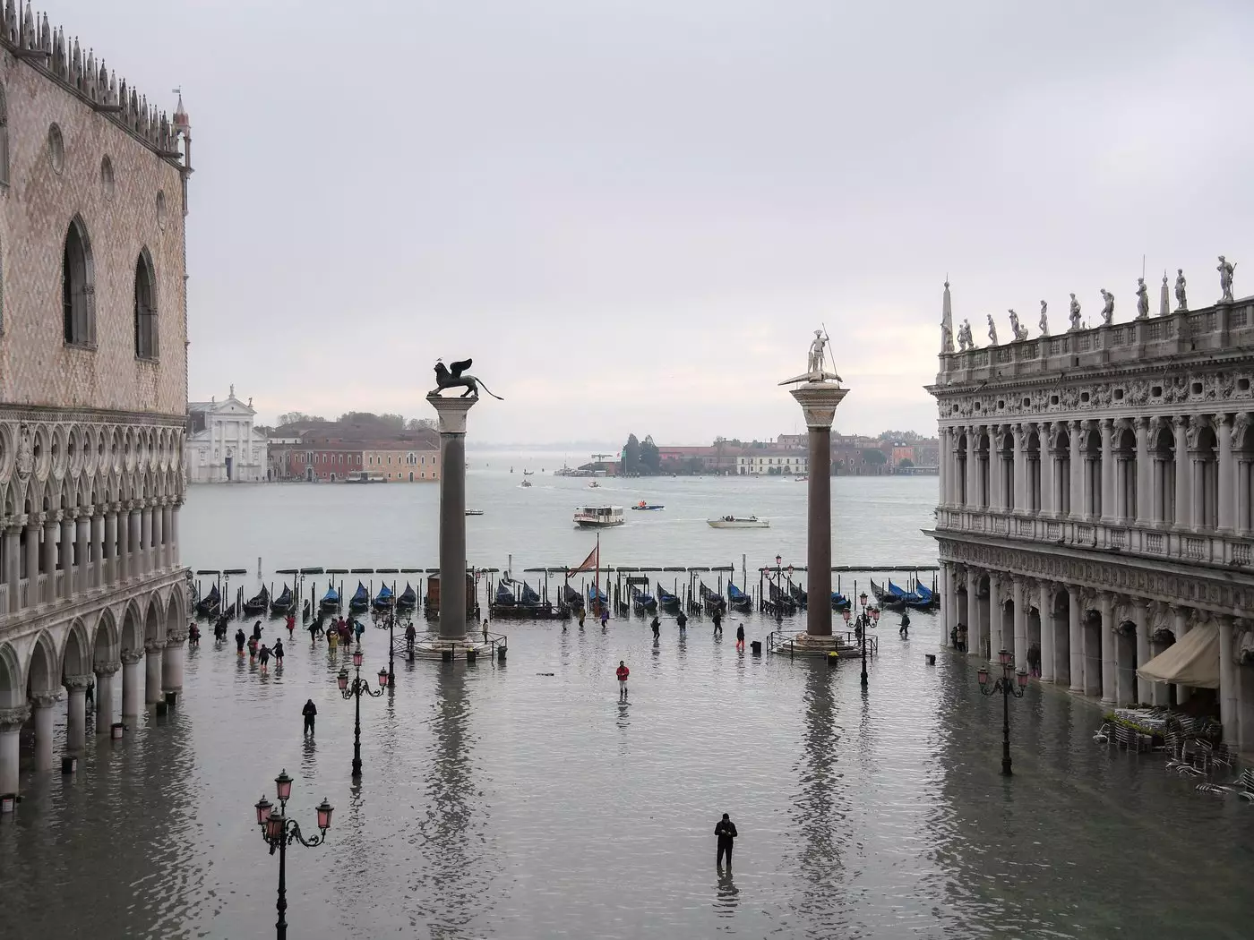 Benátky vyhlásily stav nouze, protože město bojovalo s nejhoršími povodněmi za posledních 50 let 11844_1