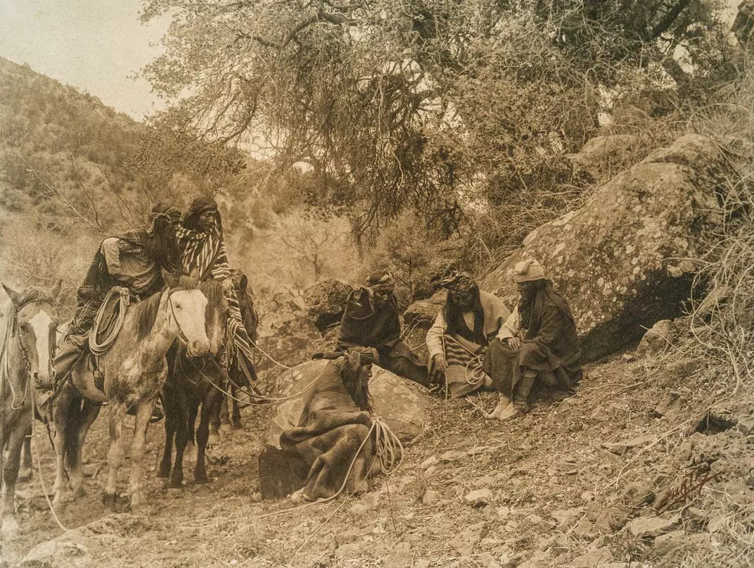 White Mountain Apaches samles til historiefortælling i 1904