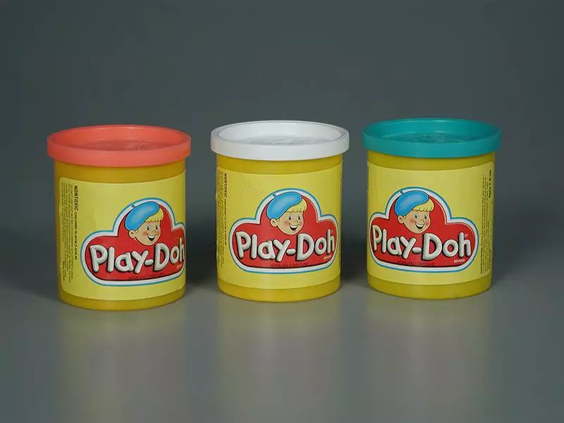 An aireagán de thaisme de Play-Doh
